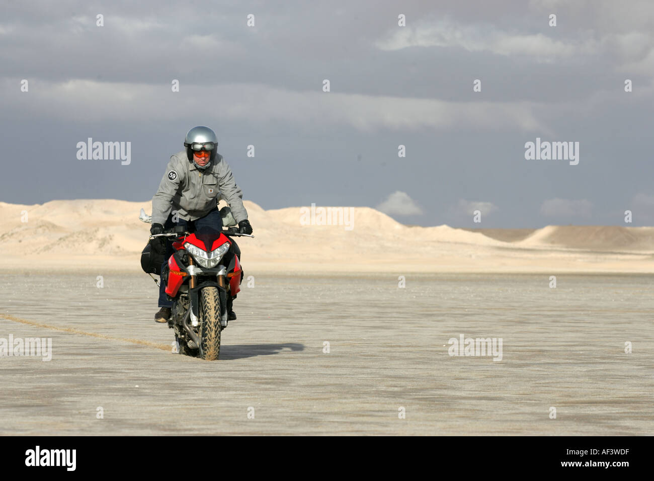 Motorcyle in desert hi-res stock photography and images - Alamy