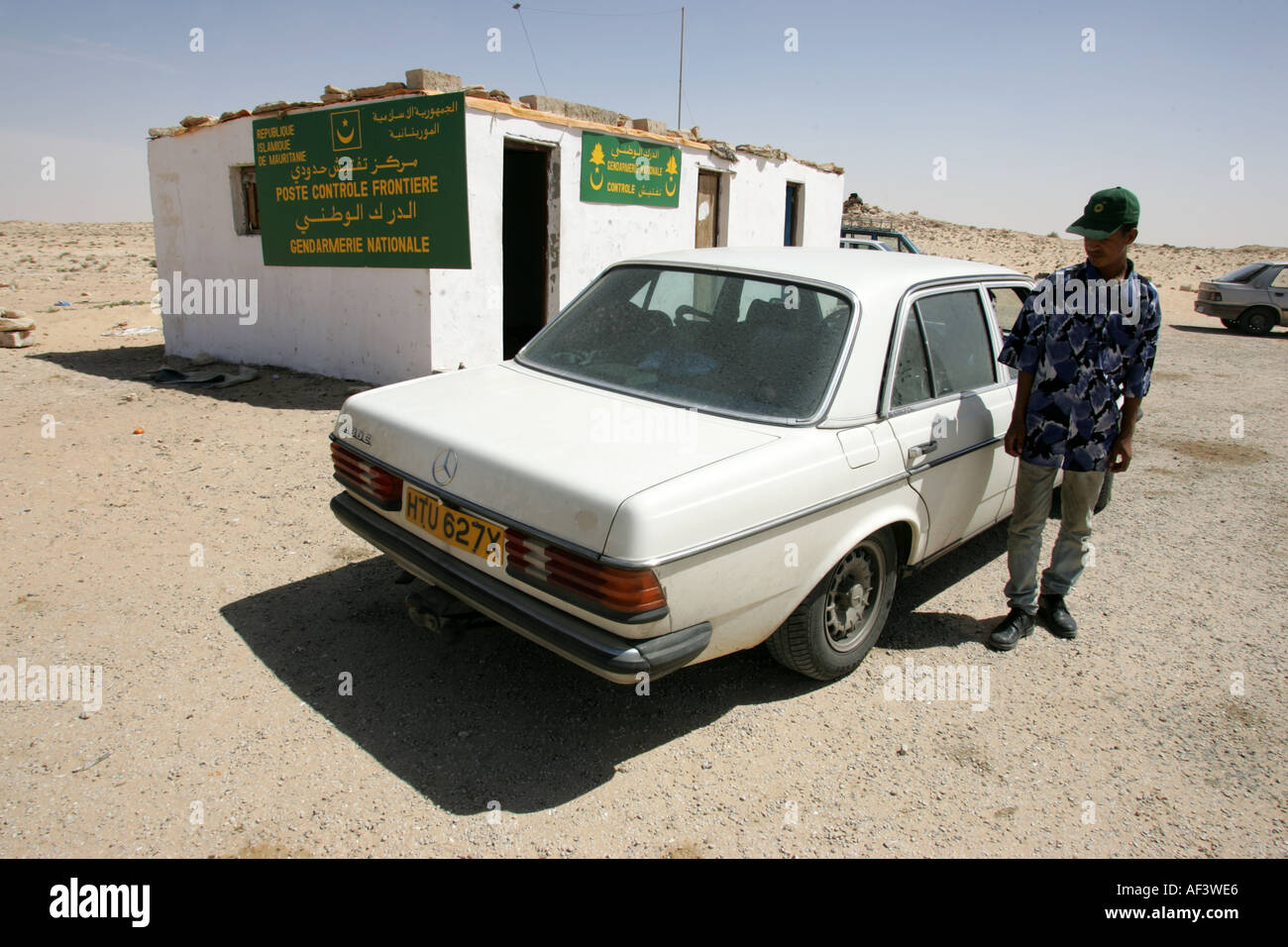 a mercedes 230e crossing the sahara desert Stock Photo - Alamy