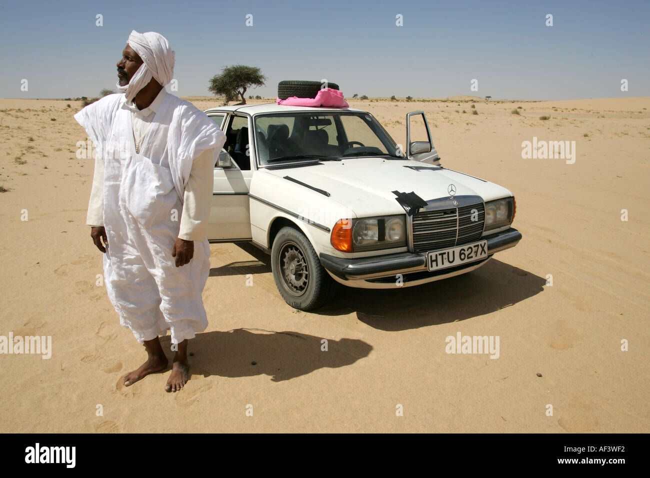 a mercedes 230e crossing the sahara desert Stock Photo - Alamy