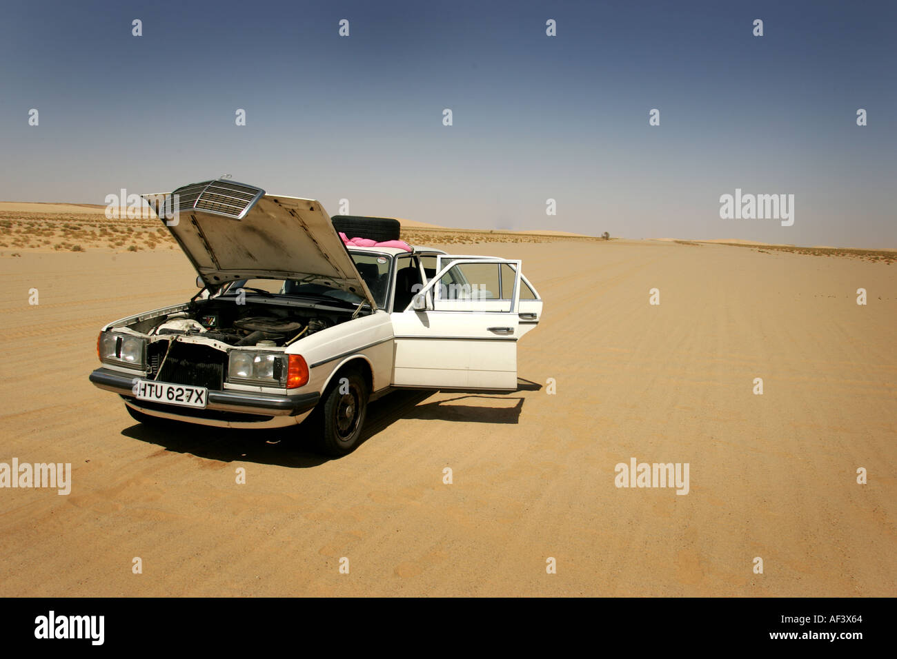 a mercedes 230e crossing the sahara desert Stock Photo - Alamy