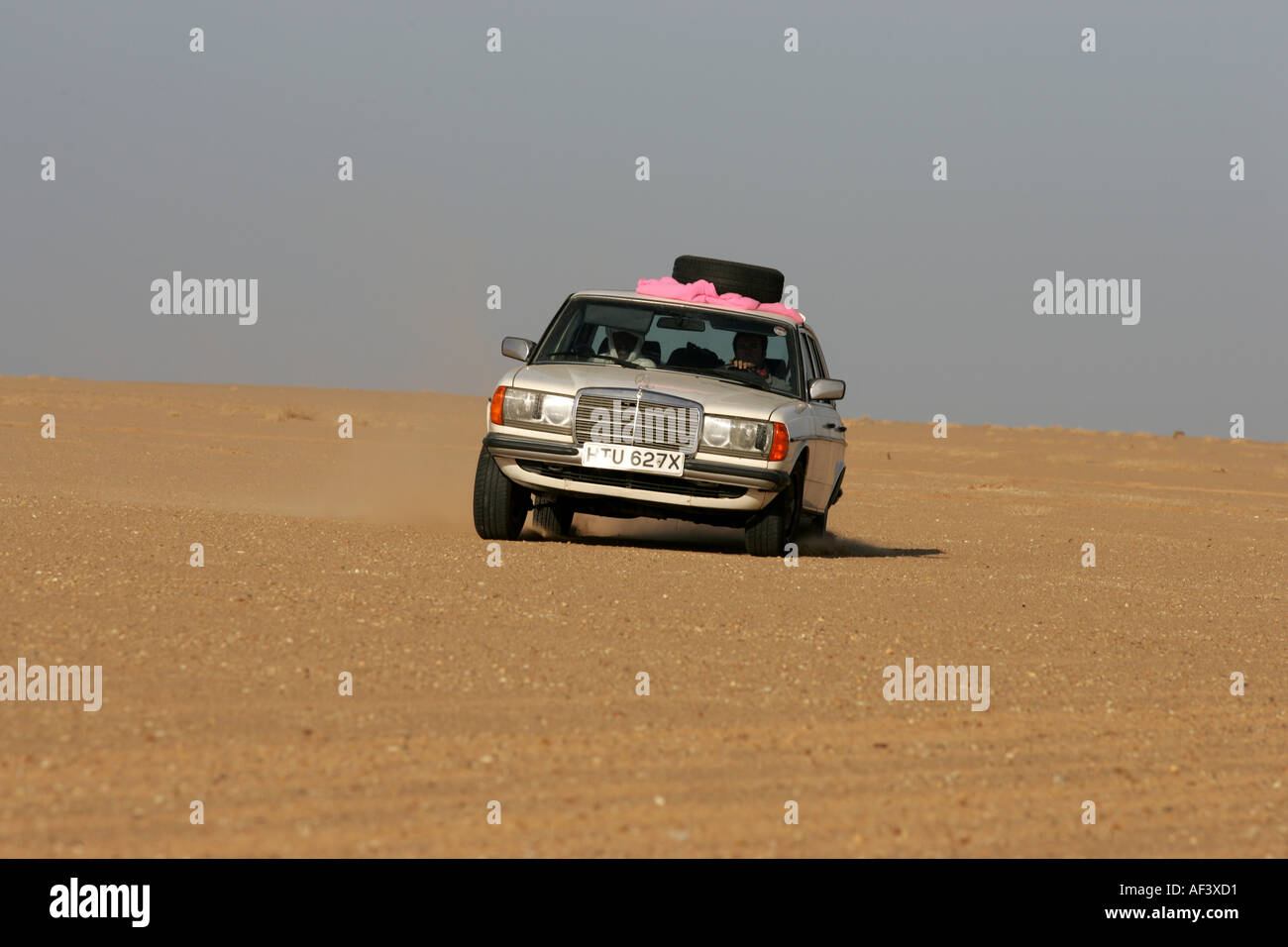 a mercedes 230e crossing the sahara desert Stock Photo - Alamy