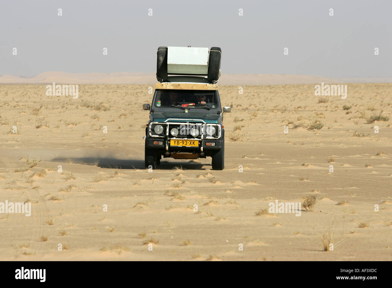 a mercedes 230e crossing the sahara desert Stock Photo - Alamy