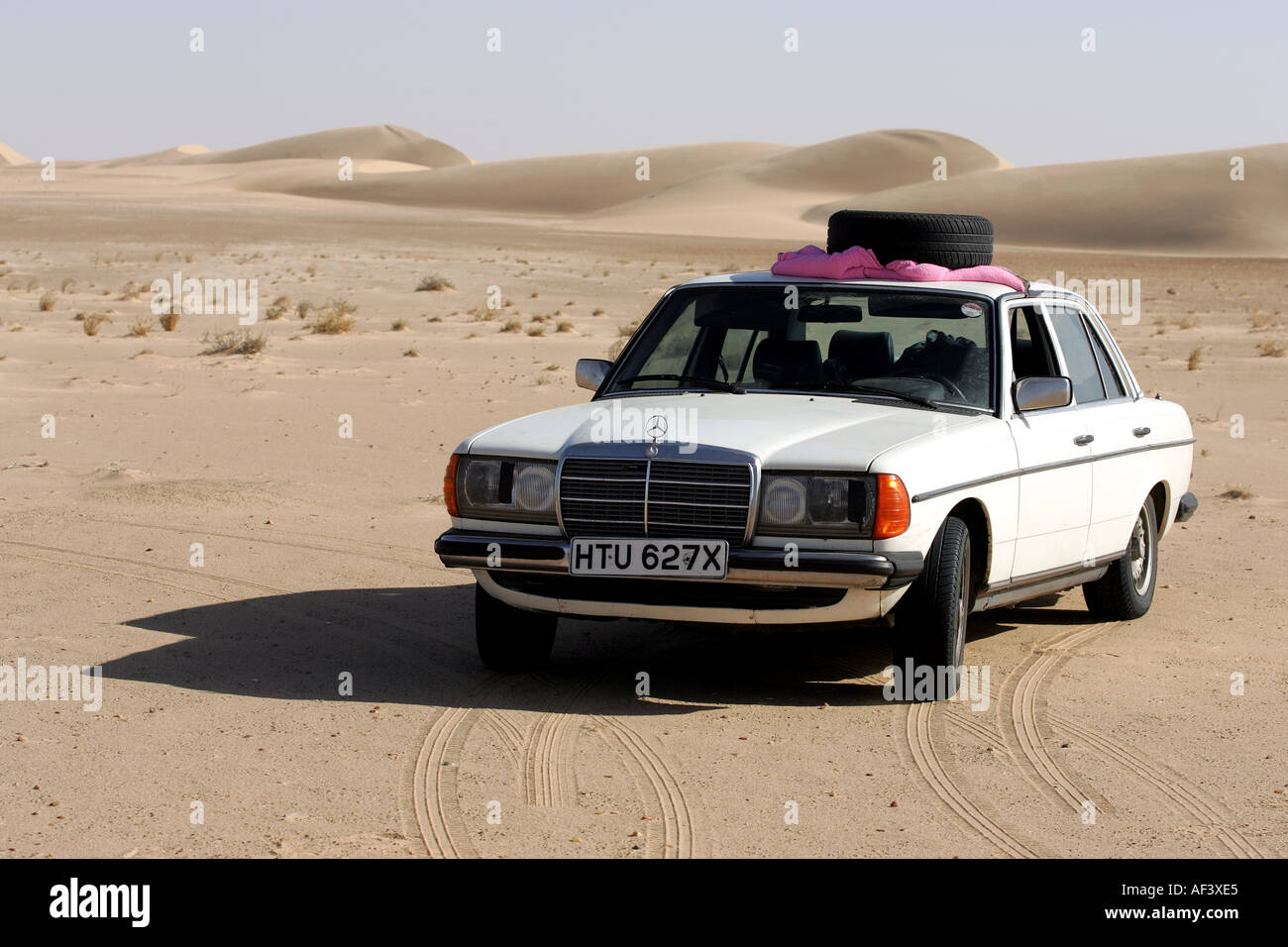 a mercedes 230e crossing the sahara desert Stock Photo - Alamy