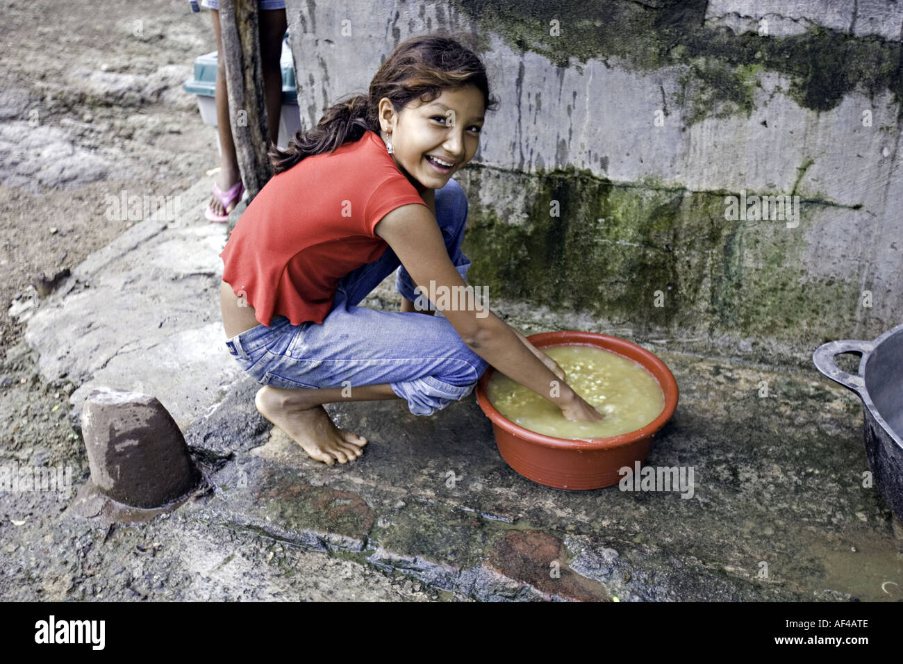 HONDURAS EL LIMON Young Honduran girl washing corn Stock Photo - Alamy