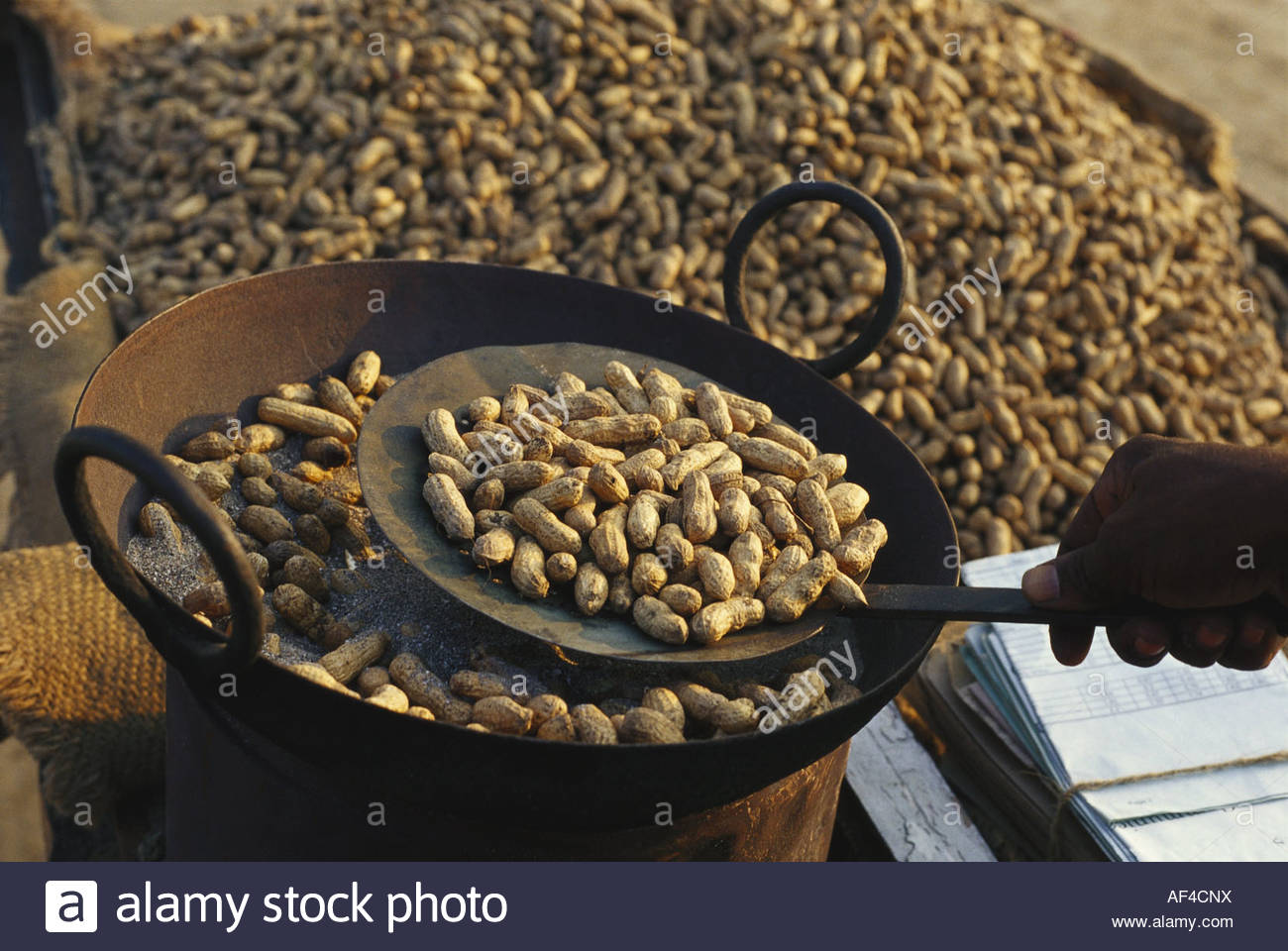 Peanut Vendor India Stock Photos & Peanut Vendor India Stock Images - Alamy