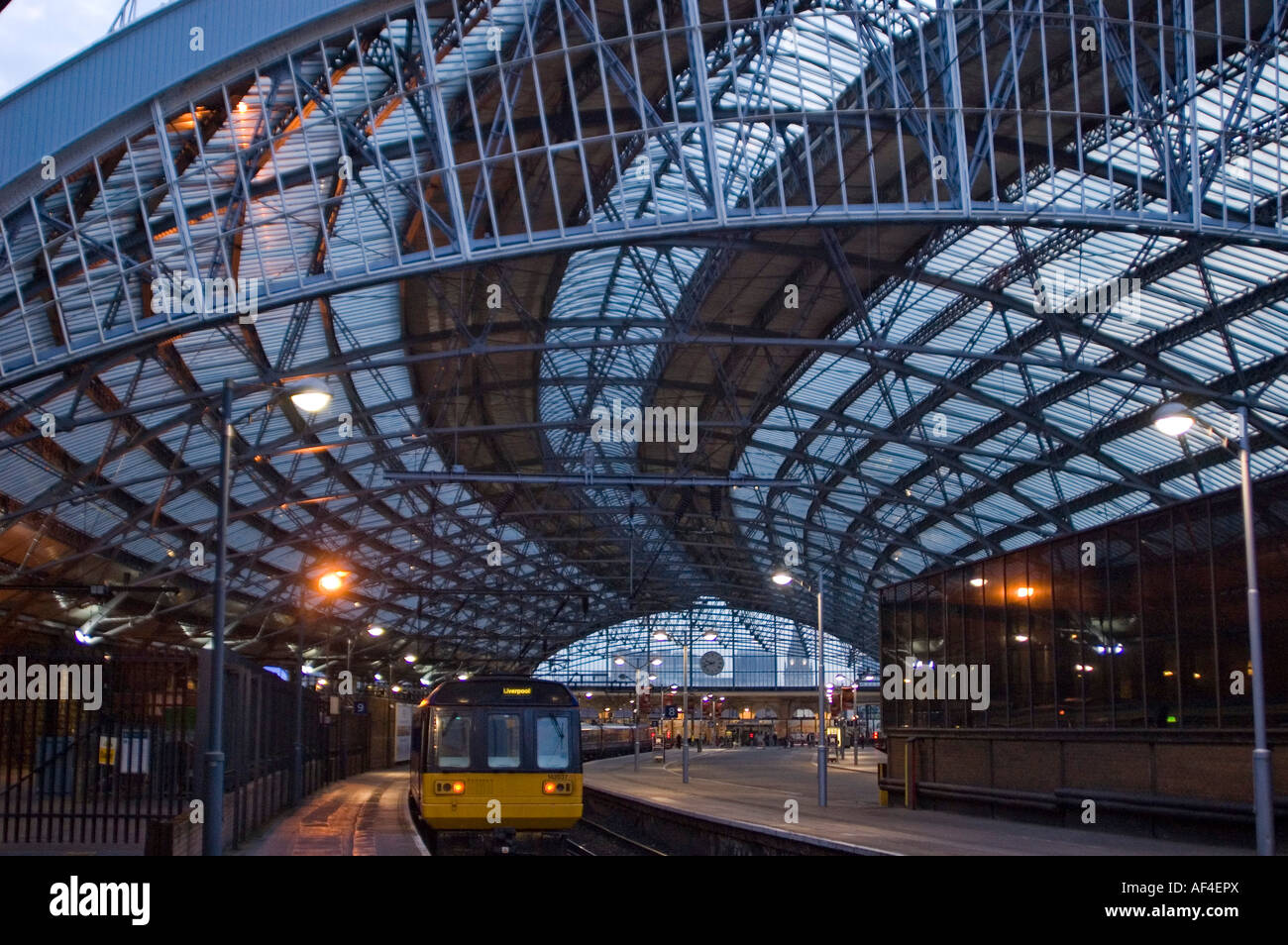 Lime street station roof hi-res stock photography and images - Alamy