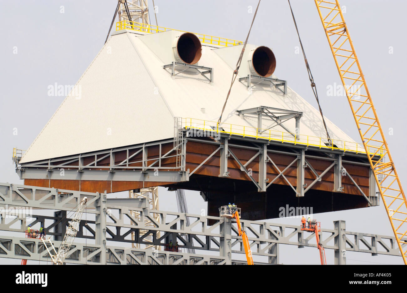 Two cranes with a capacity of 1200 and 800 tons lift a 500 ton ...