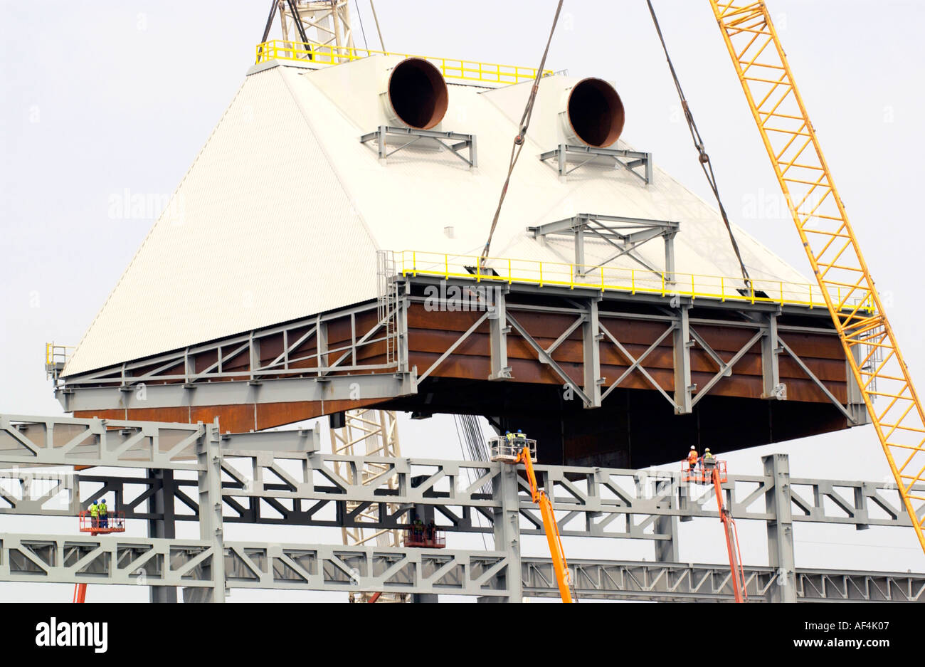 Two cranes with a capacity of 1200 and 800 tons lift a 500 ton ...