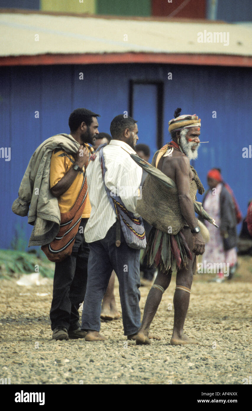 Walking in Mendi Highlands Papua New Guinea Stock Photo - Alamy