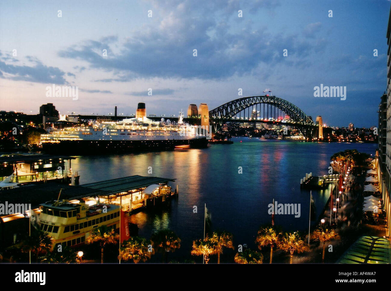 QE2 docked at Circular Quay, Sydney, Australia Stock Photo - Alamy