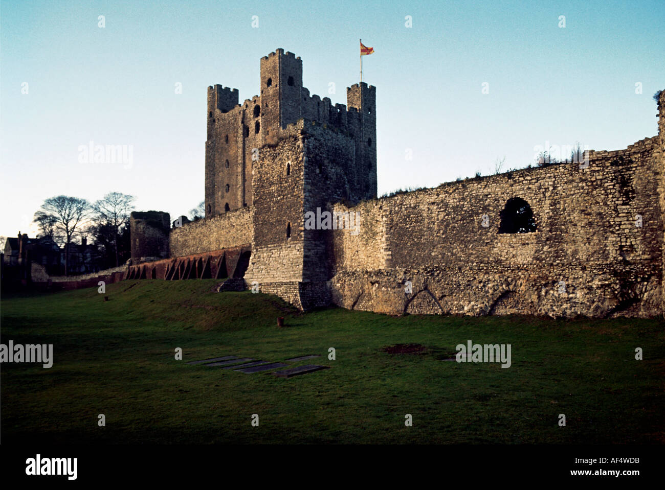 Rochester Fortified walls and 113 foot high Norman Keep Stock Photo - Alamy