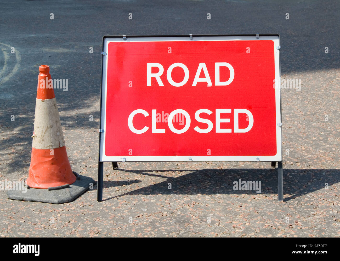road closed sign Stock Photo - Alamy