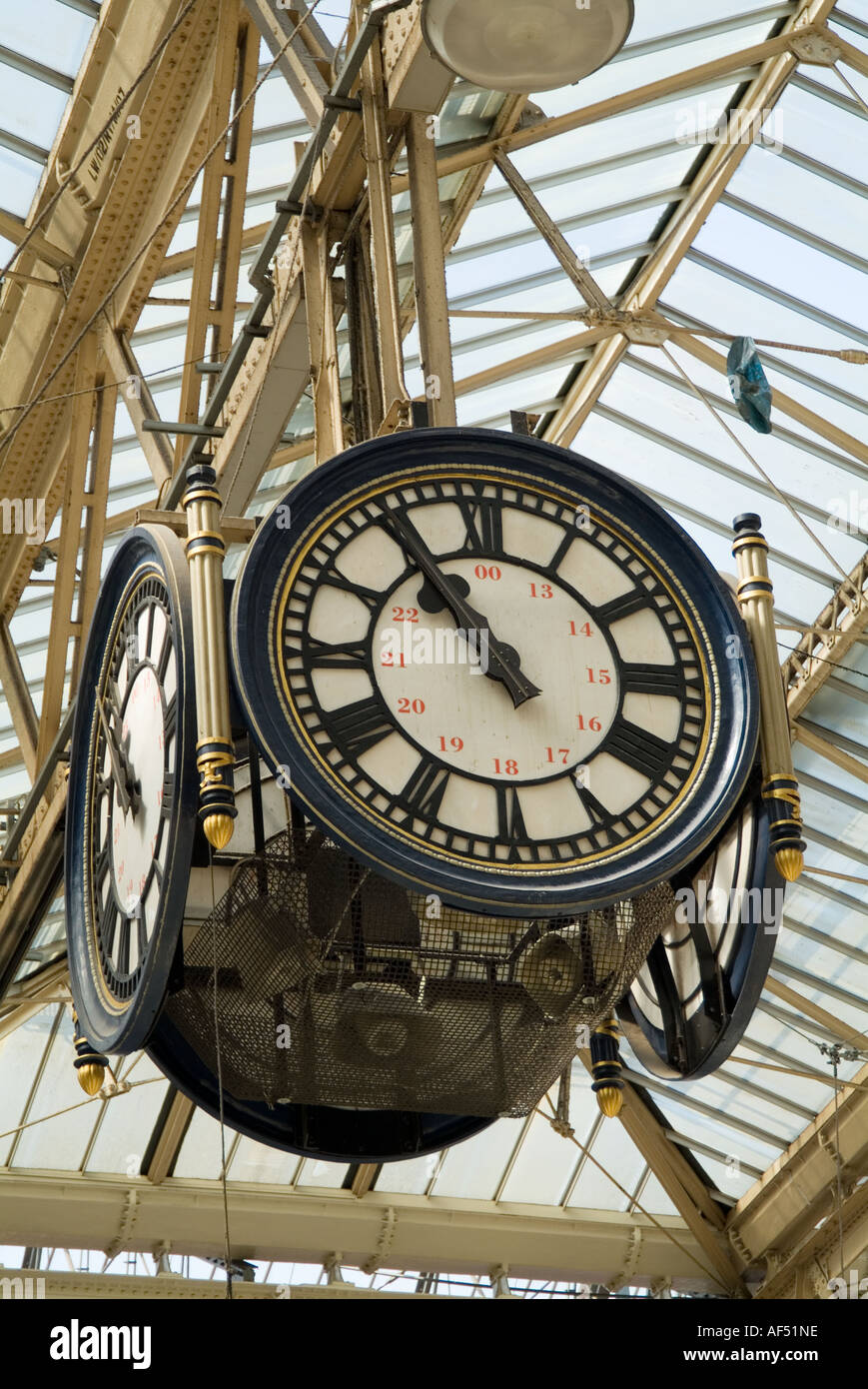 Station clock london hi-res stock photography and images - Alamy