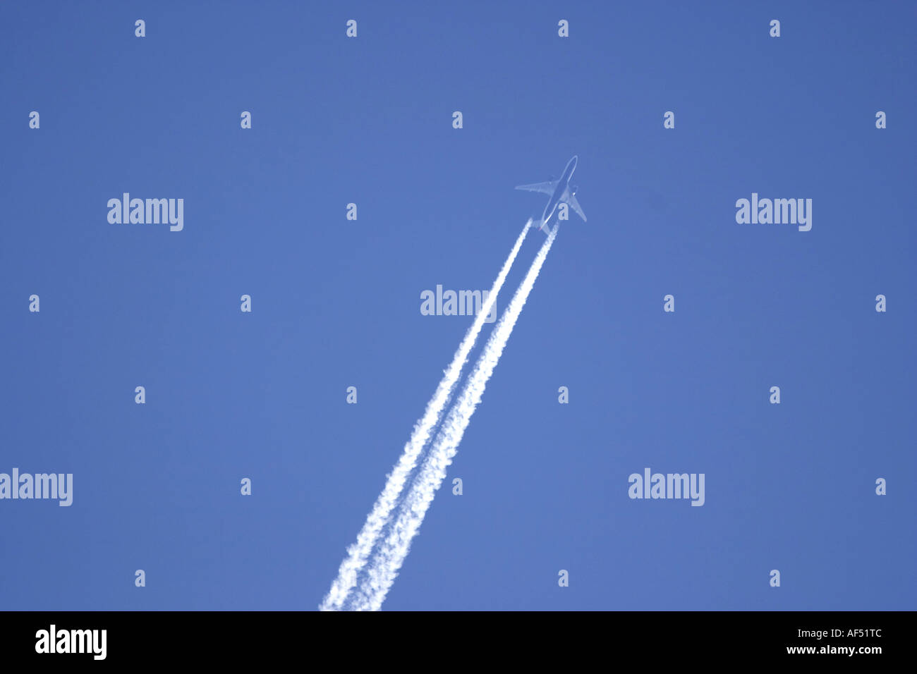 Low flying jet fighter hi-res stock photography and images - Alamy