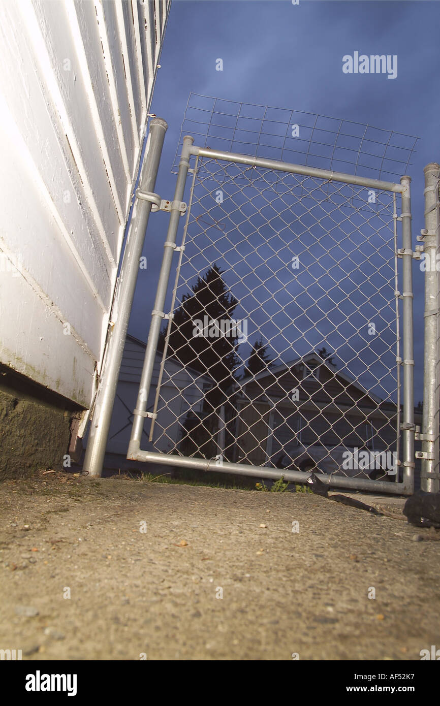 Low metal gate closed hi-res stock photography and images - Alamy