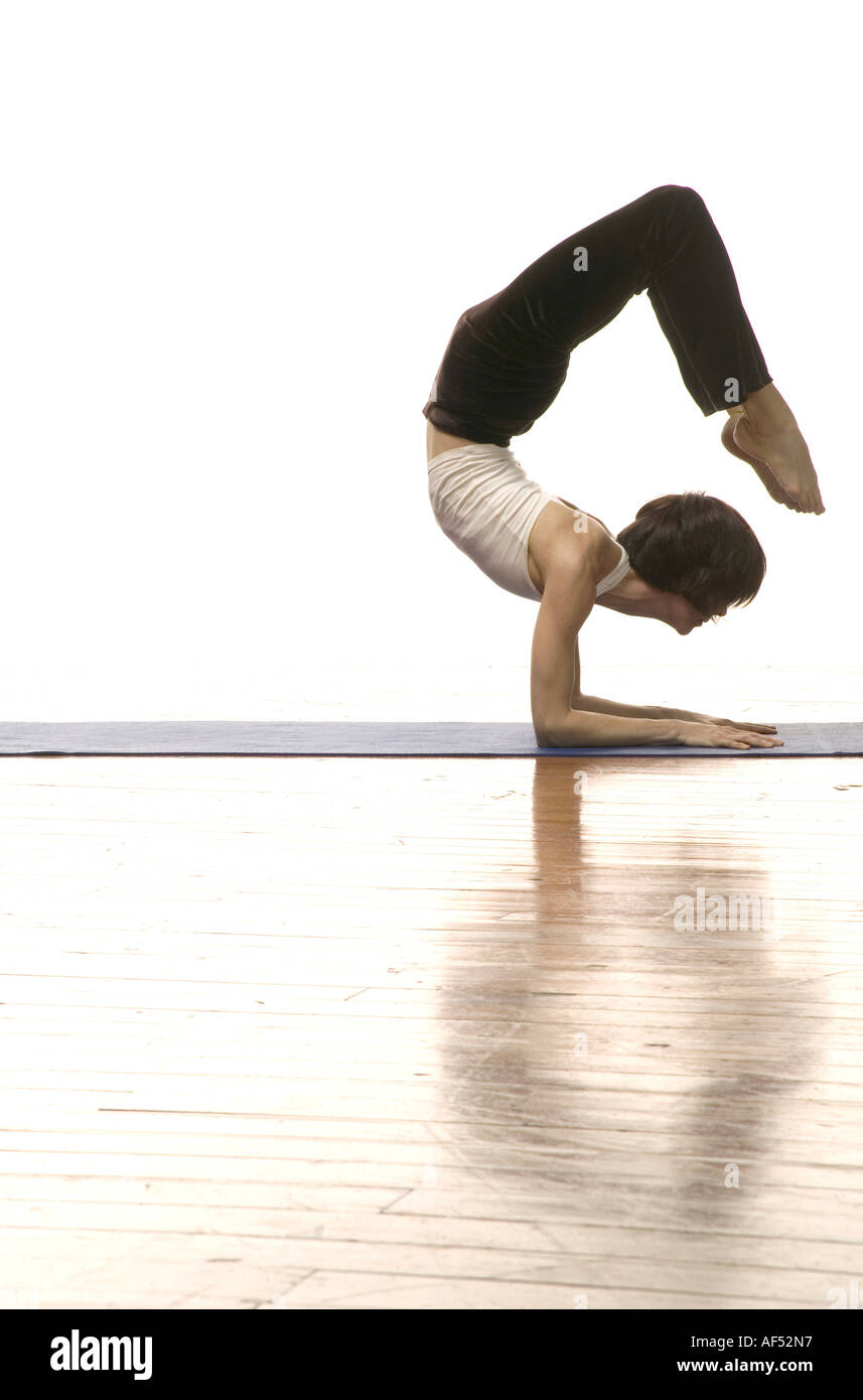 Side profile of a woman doing handstand Stock Photo - Alamy