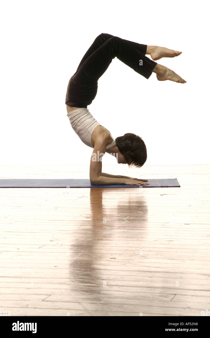 Side profile of a woman doing handstand Stock Photo - Alamy