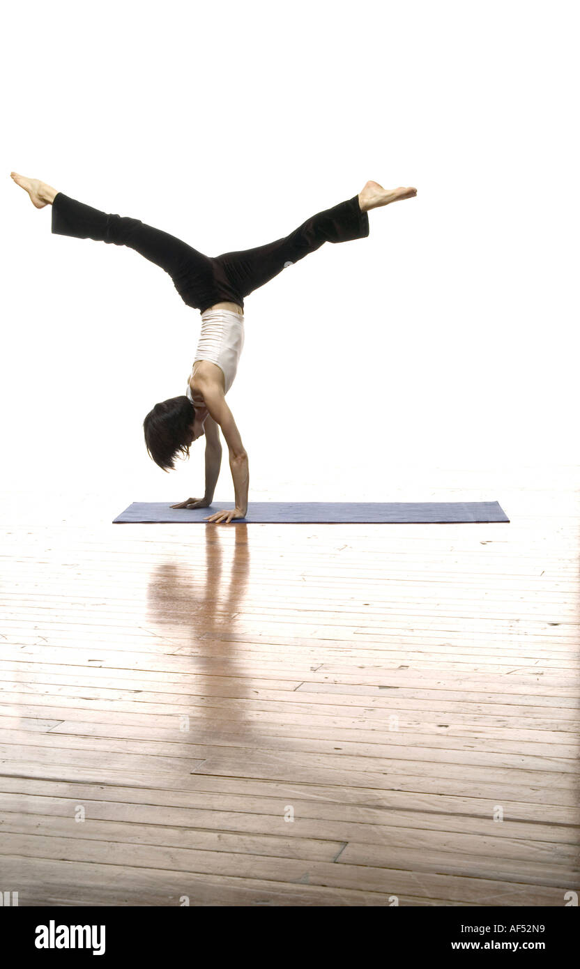 Side profile of a woman doing handstand Stock Photo - Alamy
