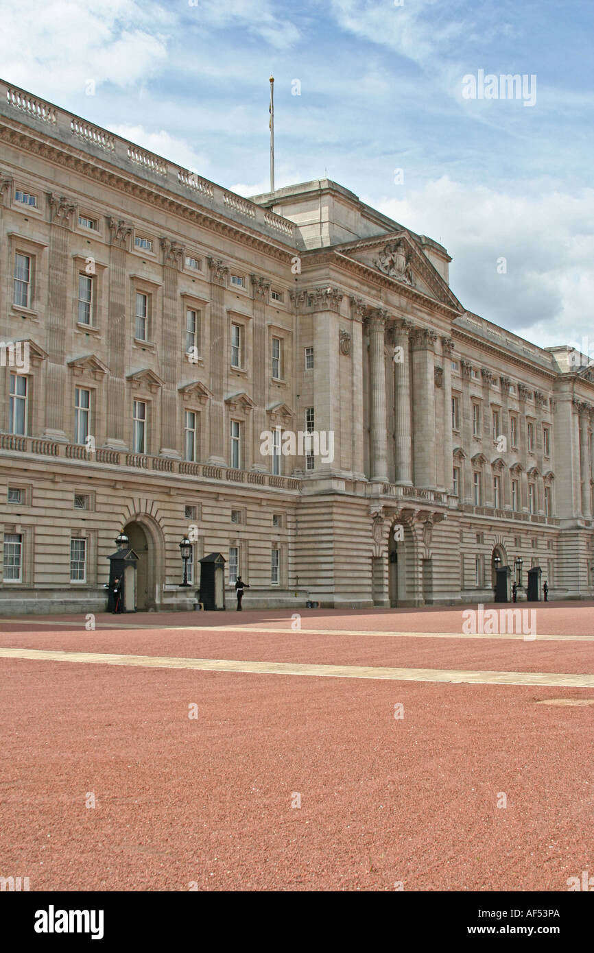 Royal garden party buckingham palace hi-res stock photography and ...