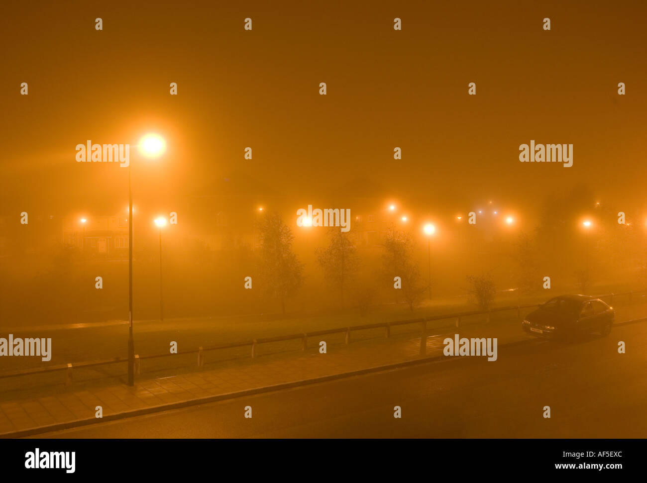 Foggy street night hi-res stock photography and images - Alamy