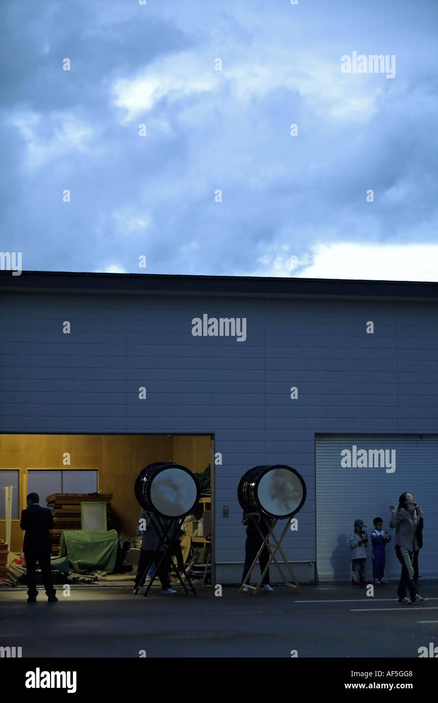 Playing japanese drums hi-res stock photography and images - Alamy