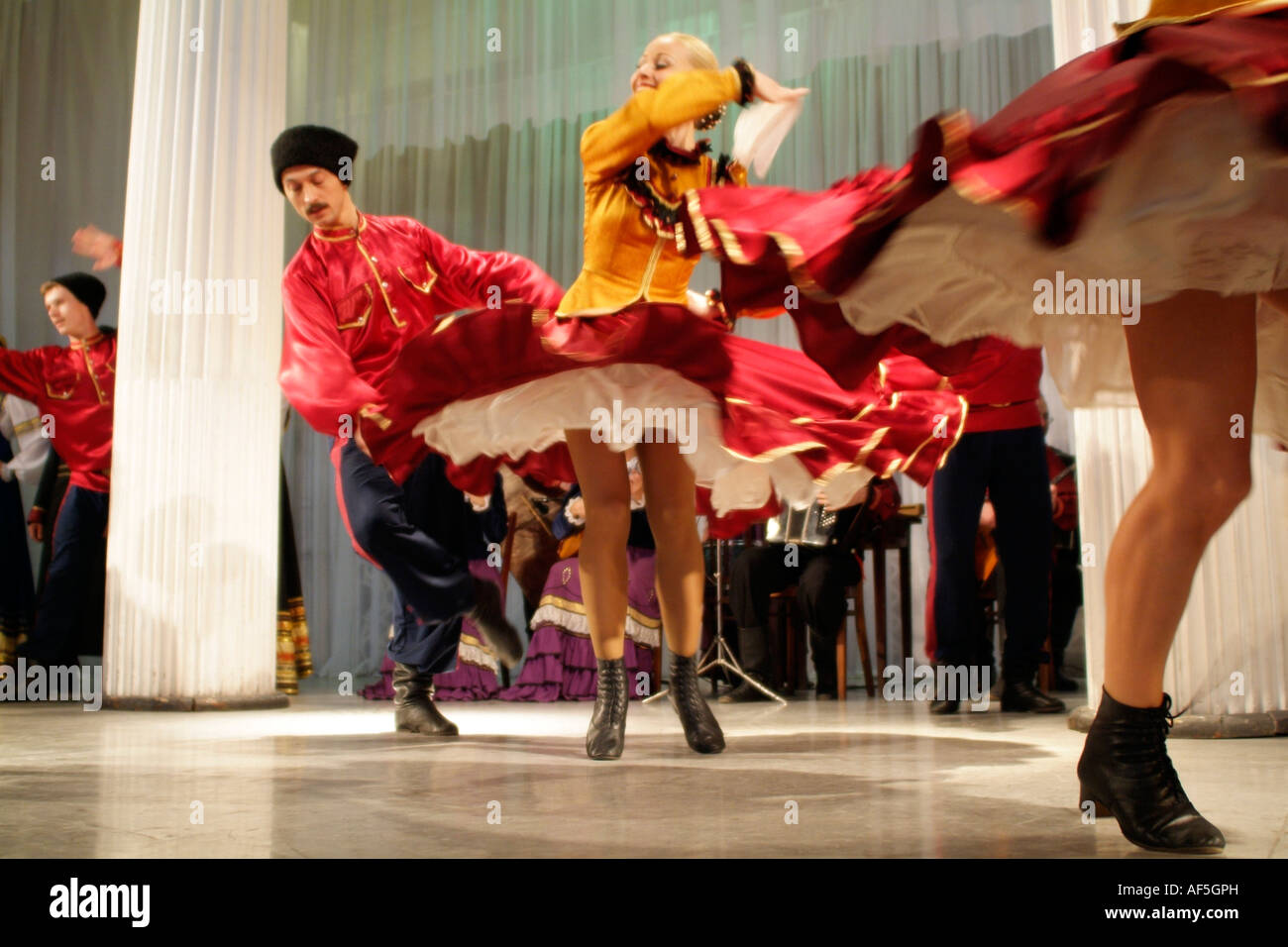 Russian folk dancers hi-res stock photography and images - Alamy
