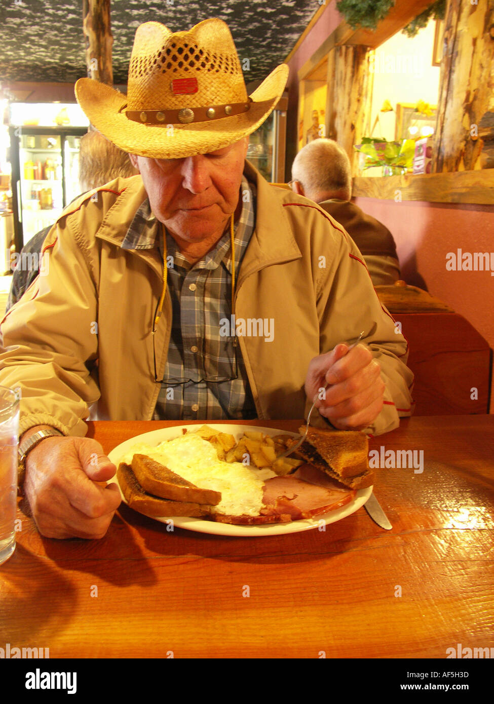 Old man dining alone hi-res stock photography and images - Alamy
