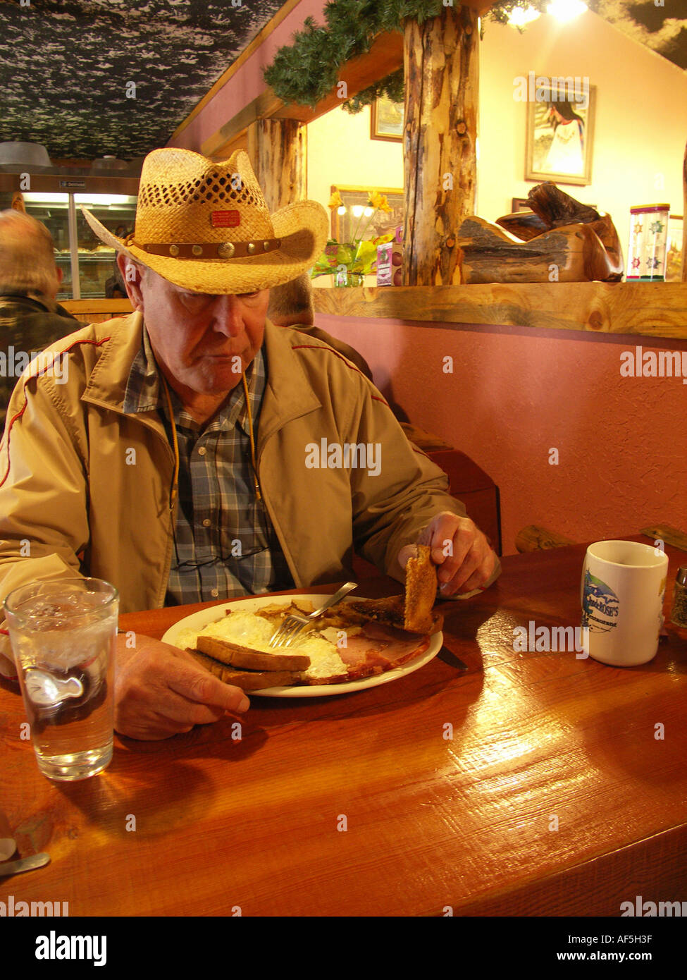 Old man dining alone hi-res stock photography and images - Alamy