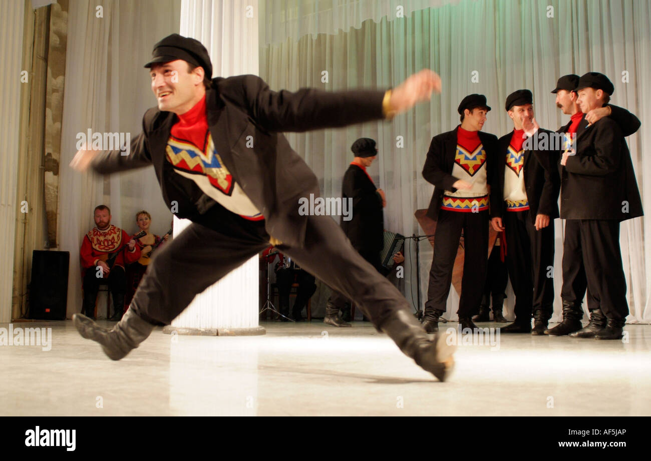 Russian folk dancers entertain in traditional costume St Petersburg ...