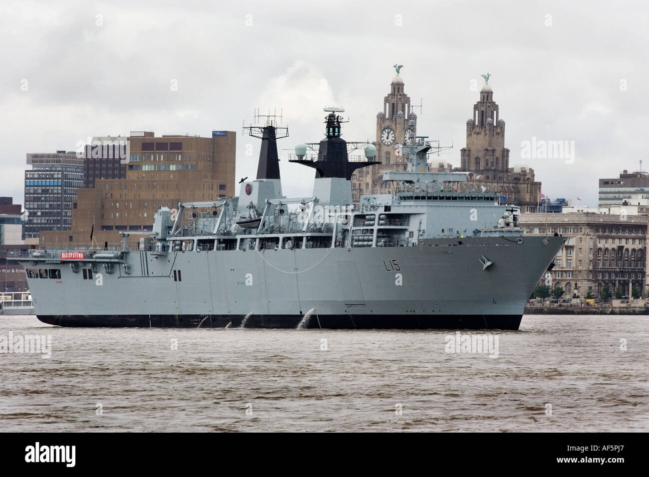 Royal navy assault ship hms bulwark hi-res stock photography and images ...