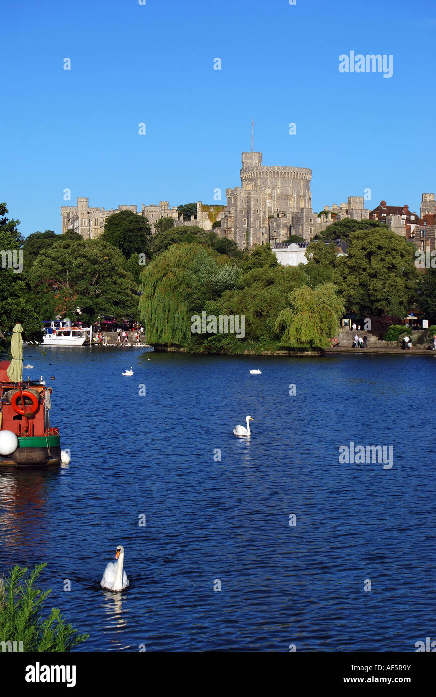Windsor castle river thames hi-res stock photography and images - Alamy