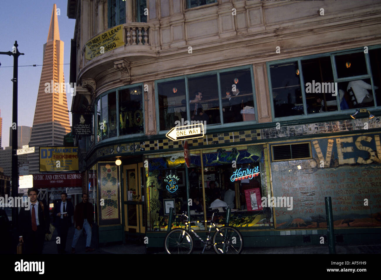 san francisco street scene people architecture Stock Photo - Alamy