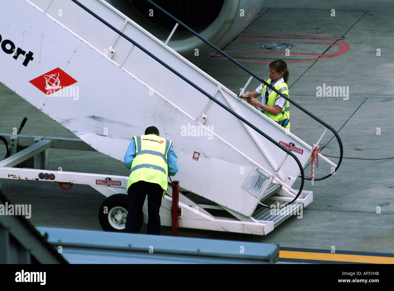 Airport ground handling crew hi-res stock photography and images - Alamy