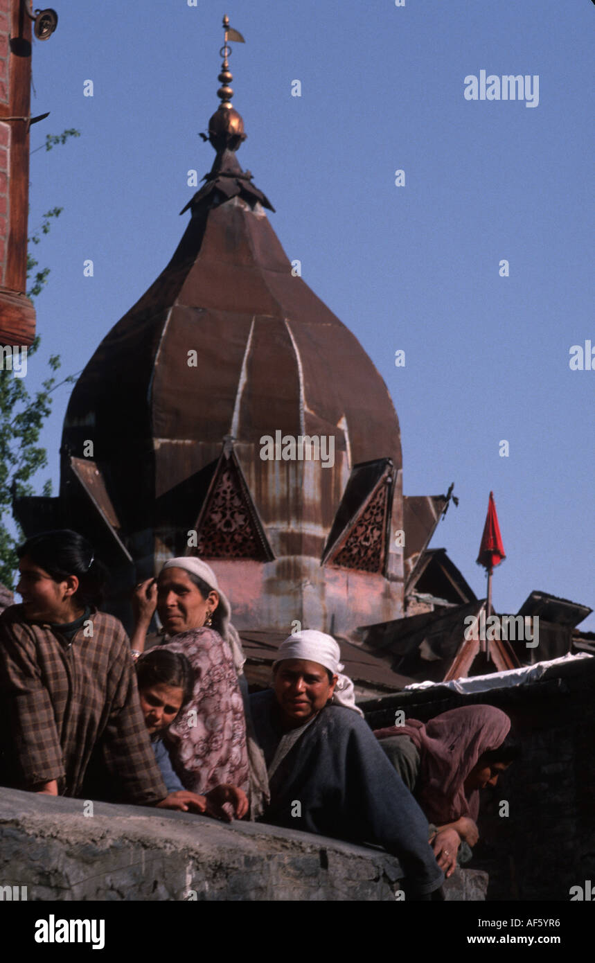 muslim women india cashmere kashmir Stock Photo - Alamy