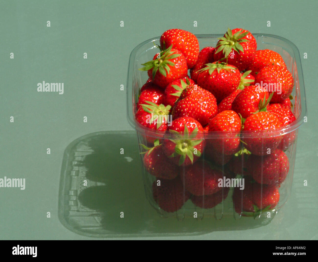 Punnet delicious fresh strawberries hi-res stock photography and images ...