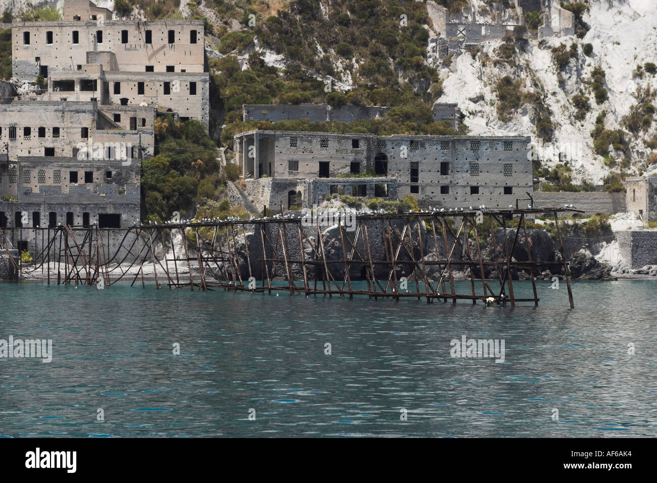Derelict factory hi-res stock photography and images - Alamy