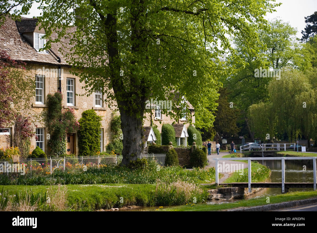 Bourton-on-the-Water cottages and the River Eye, the Cotswolds, UK ...