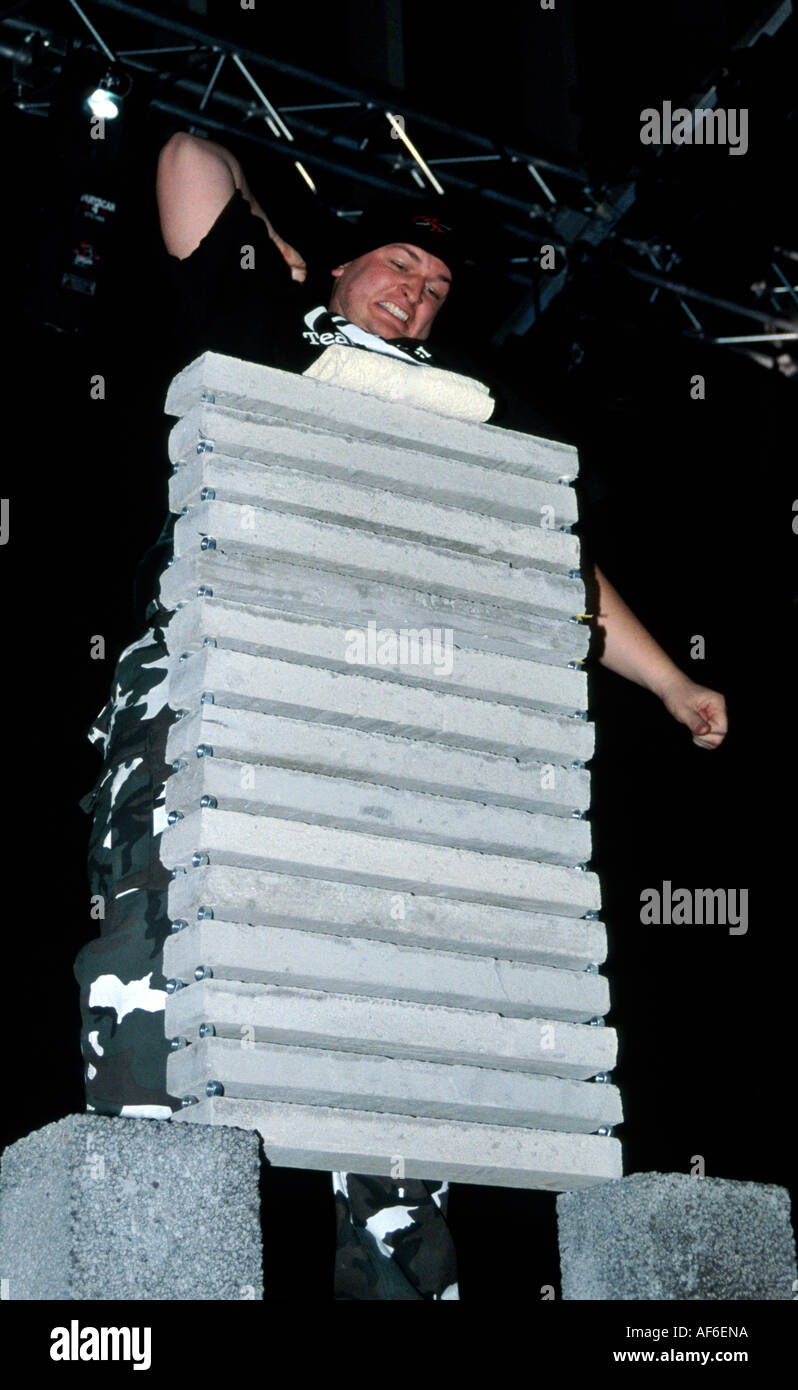 Brick breaking karate hi-res stock photography and images - Alamy