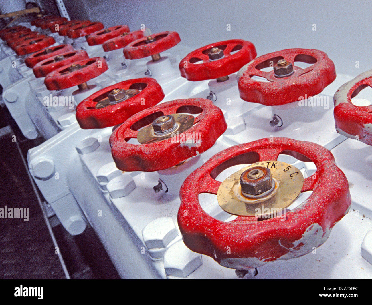 Ship valves hi-res stock photography and images - Alamy