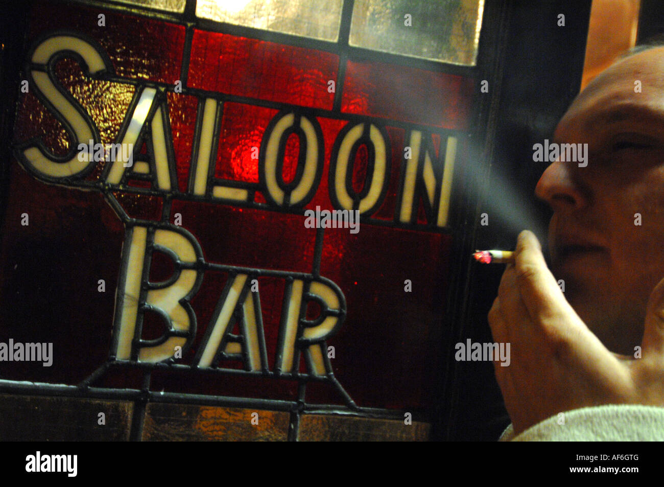 Cigarette smoking uk hi-res stock photography and images - Alamy