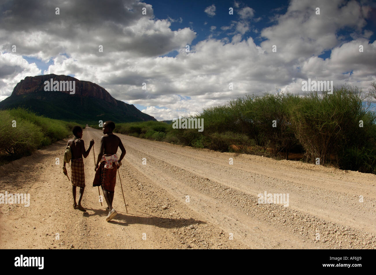 Nomadic Somali tribes using camels to carry their entire houses in ...