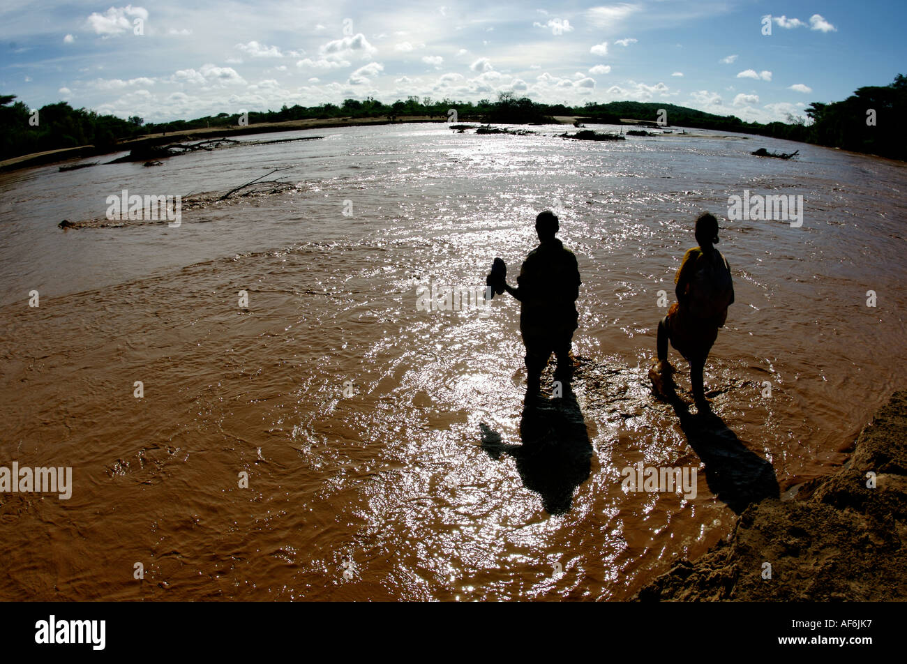 Nomadic Somali tribes using camels to carry their entire houses in ...