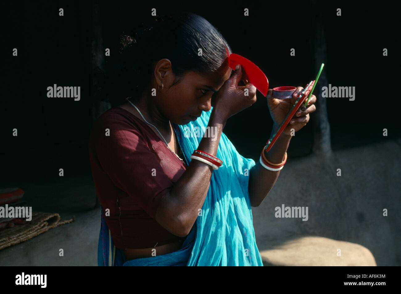 Applying sindoor hi-res stock photography and images - Alamy