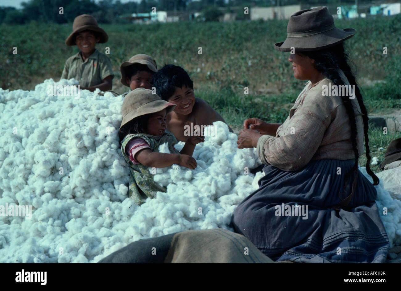Peru woman agriculture hi-res stock photography and images - Alamy
