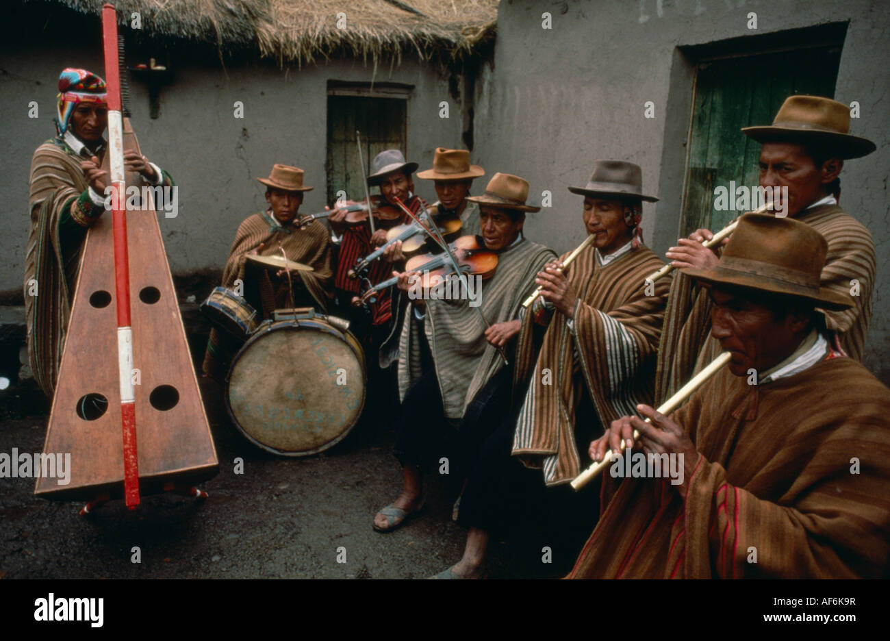 Peruvian pan flute band hi-res stock photography and images - Alamy