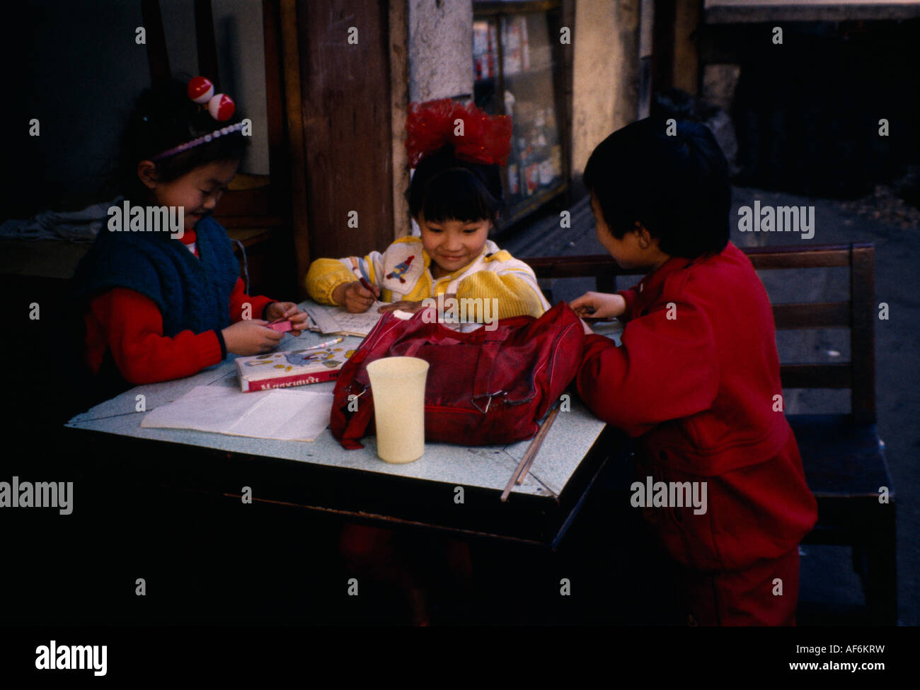Kids do homework china hi-res stock photography and images - Alamy