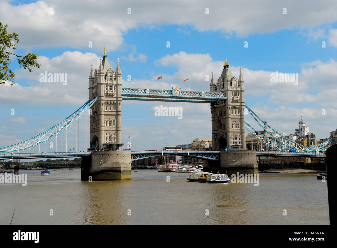 London famous tower bridge hi-res stock photography and images - Alamy