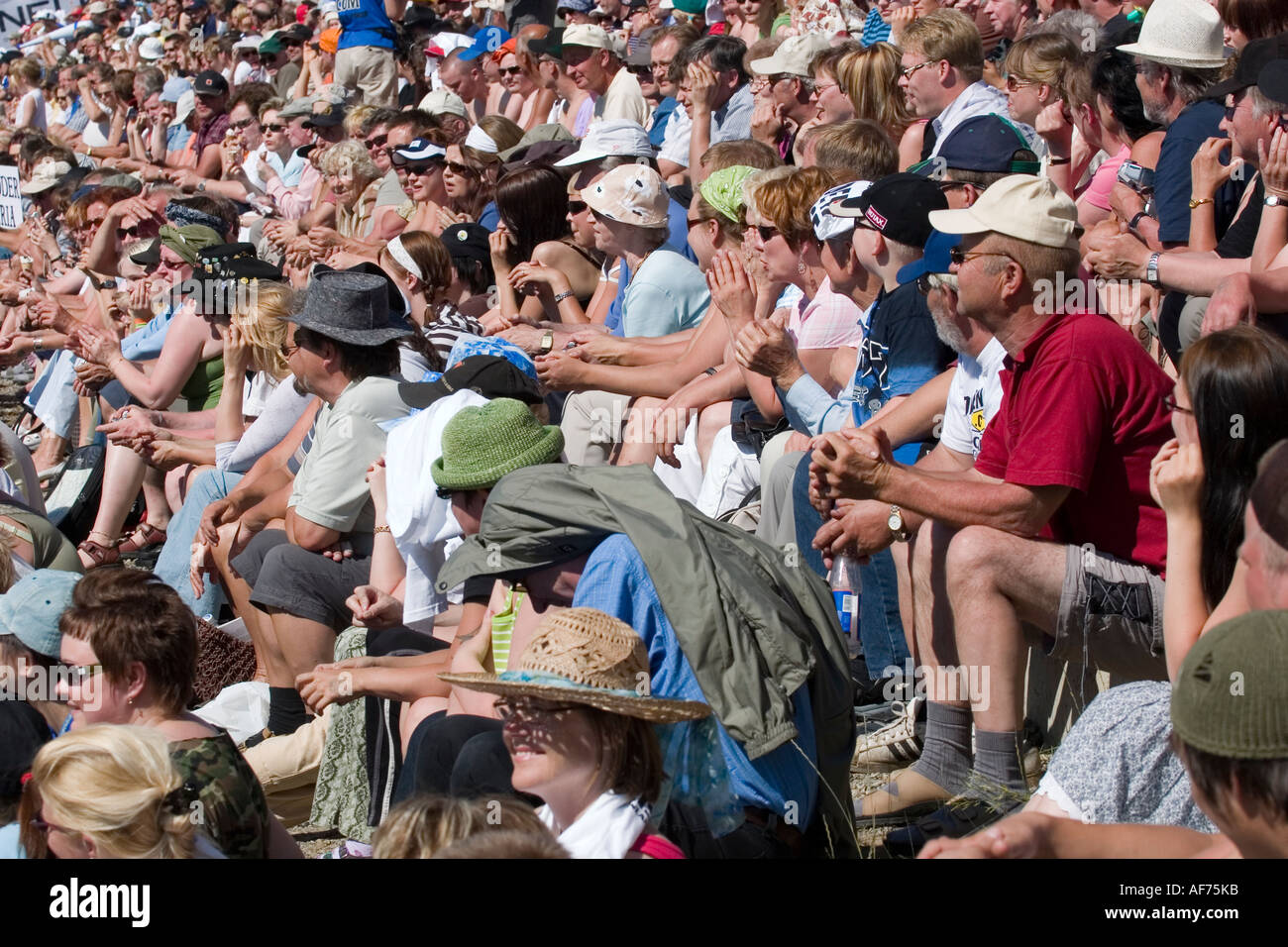 Crowd spectators audience hi-res stock photography and images - Alamy