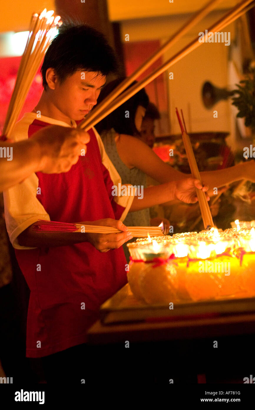 Chinese devotees praying in temple Stock Photo - Alamy