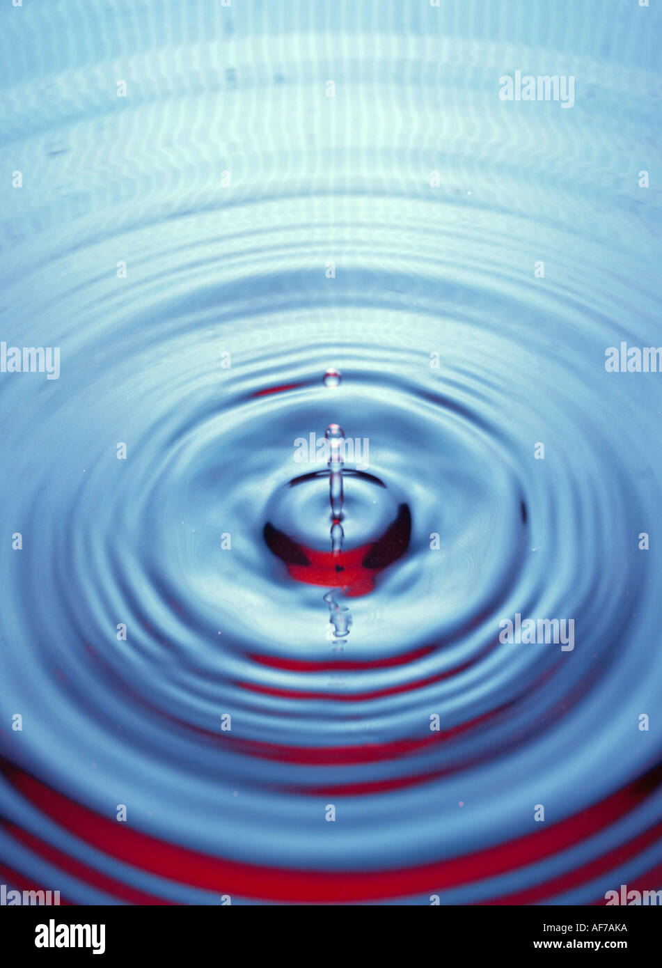 Water drop bouncing hi-res stock photography and images - Alamy